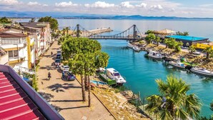 Uma cidade costeira com uma ponte, barcos e um porto de recreio.