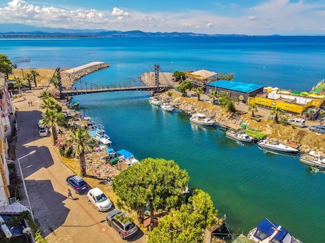 Quarto casal, vista para o mar | Vista da propriedade. Mas Otel