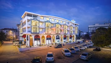 Fachada da propriedade à noite