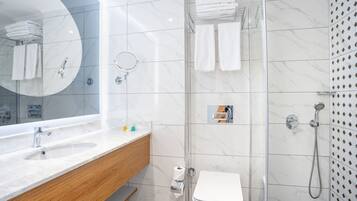 Chuveiro, chuveiro com efeito de chuva, produtos de toalete grátis