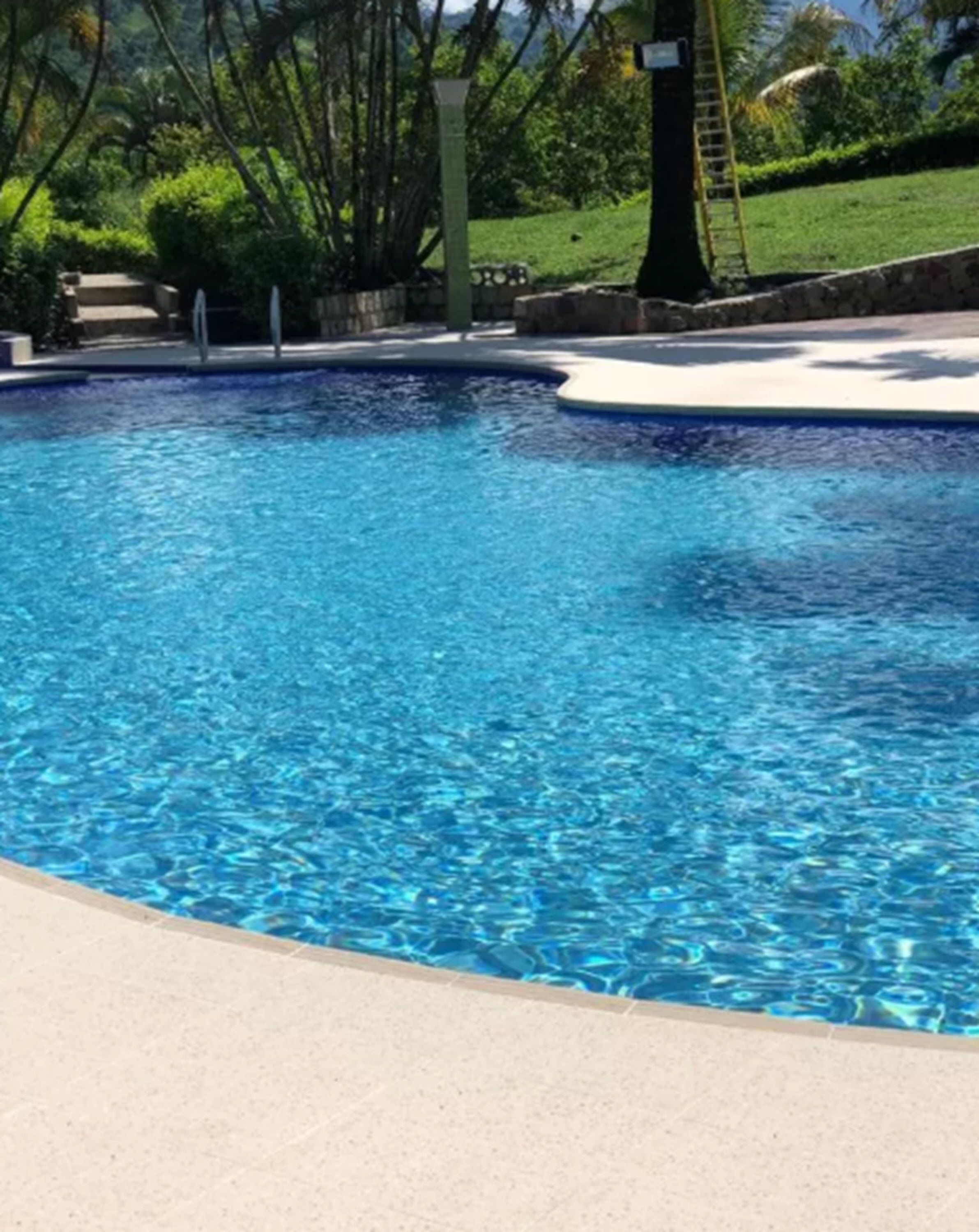 Piscina exterior, espreguiçadeiras 