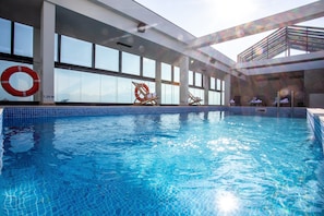 Piscina interna, piscina externa sazonal, guarda-sóis, espreguiçadeiras