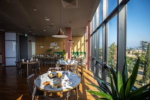 Café da manhã com buffet durante a semana (GEL 35 por pessoa)