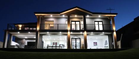 Fachada do alojamento (tarde/noite)