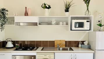 Villa Romântica | Sala | Televisor LCD, lareira, leitor de DVD, base para iPod