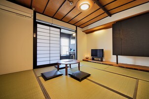 Quarto Tradicional, várias camas, casa de banho partilhada (Standard Japanese Style) | Secretária, Wi-fi grátis, com decoração personalizada 