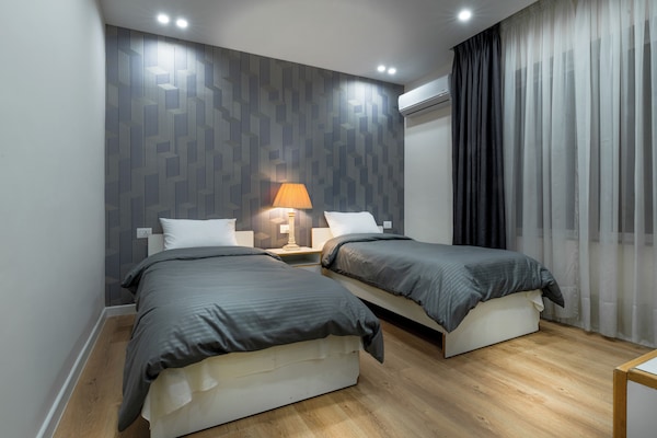 Suite Deluxe, várias camas | Roupa de alta qualidade, camas de colchão viscoelástico