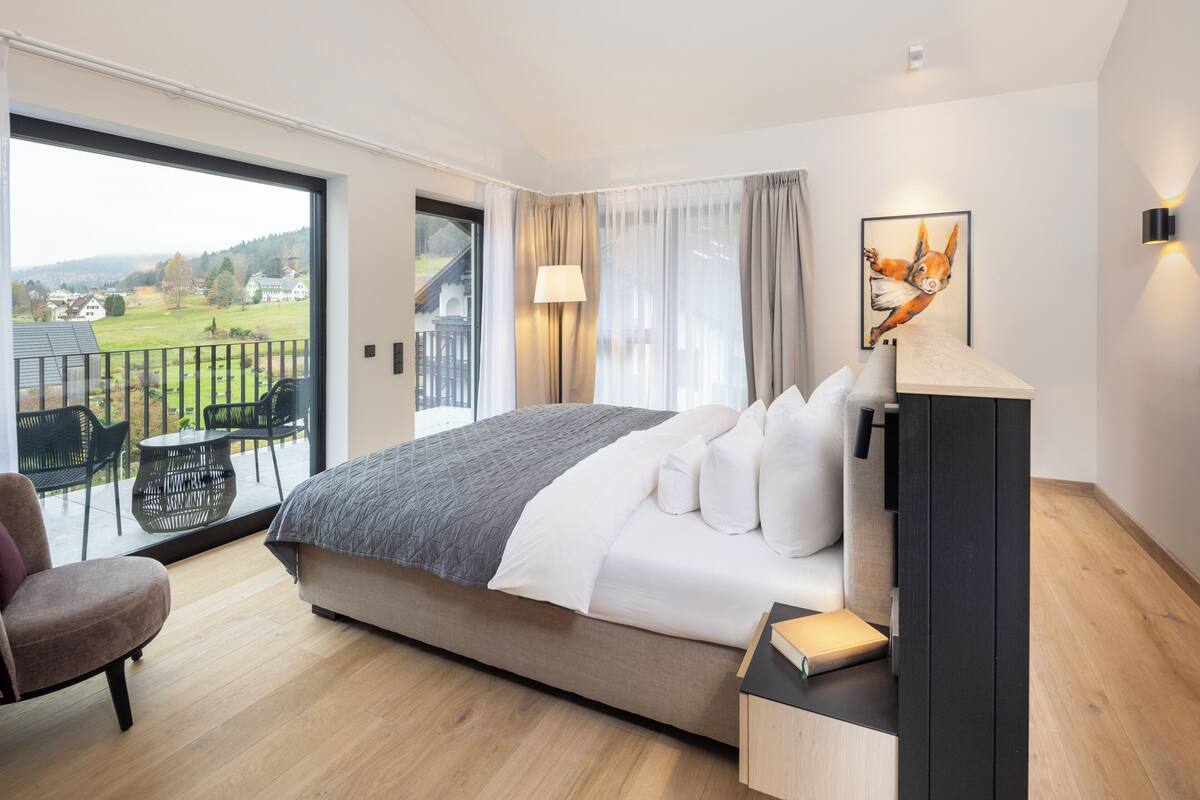 Moderne Suite mit Balkon (eigene Infrarotkabine) | Roupa hipoalergénica, minibar, cofre no quarto, secretária