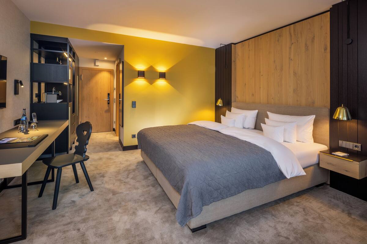 Modernes Doppelzimmer | Roupa hipoalergénica, minibar, cofre no quarto, secretária