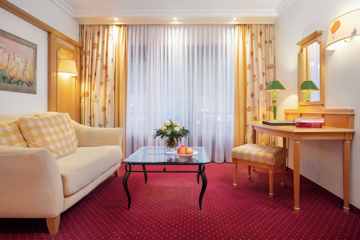 Roupa hipoalergénica, minibar, cofre no quarto, secretária