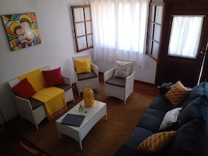 Estúdio família, várias camas, vista para o jardim | Área de estar | TV LCD 32 polegadas com canais via satélite, TV, lareira