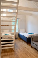 Quarto Familiar, vista para o jardim | Cortinas/cortinados opacos, Wi-fi grátis, roupa de cama fornecida 