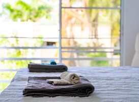 Cofres nos quartos, ferros/tábuas de passar roupa, Wi-Fi de cortesia