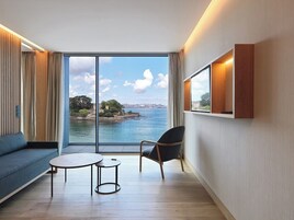 Suite Júnior | Sala de estar | TV de ecrã plano 