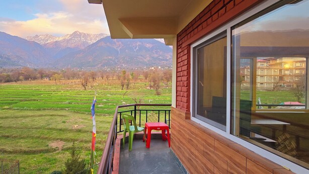 Uma varanda com vista para uma paisagem montanhosa.