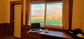 Quarto casal premium, 1 cama King, vista para a montanha | Vista do quarto