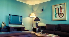 Suite Presidencial, 2 quartos, kitchenette | Sala de estar | Televisor de ecrã plano de 32 polegadas com canais digitais, televisor 