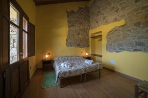Quarto Duplo ou Twin Deluxe, vista parcial para o mar | 1 quarto, cortinas/cortinados opacos, Wi-fi grátis