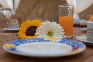 Pequeno-almoço tipo buffet diário mediante uma taxa