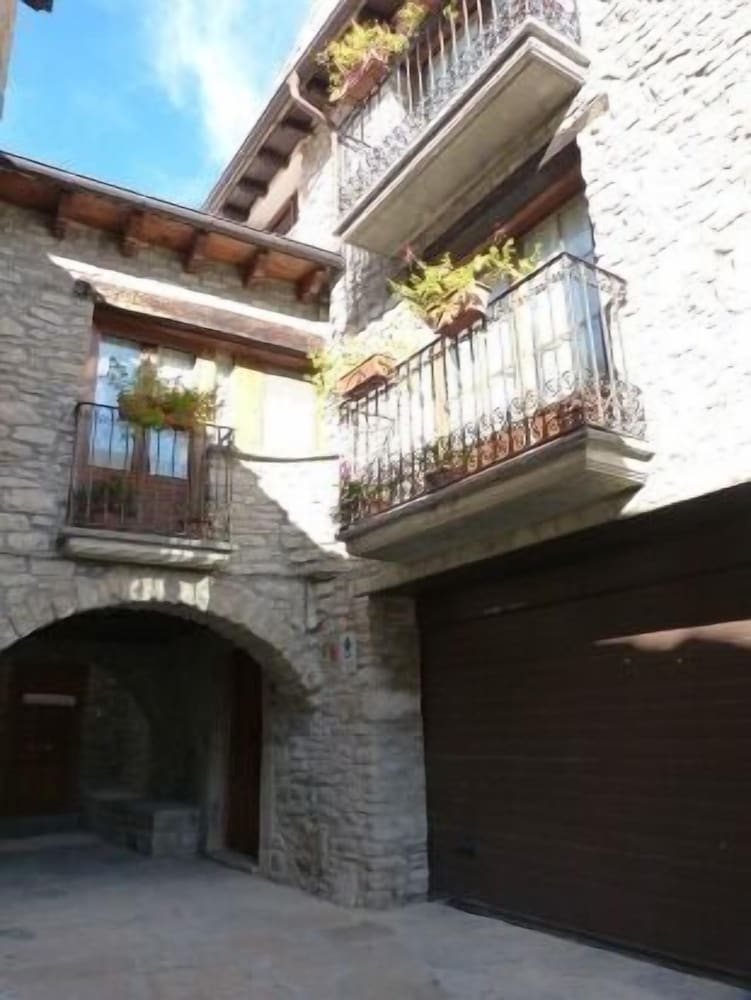 Casa Casbas - Apartment 3 (6 Pax) - Pyrenees