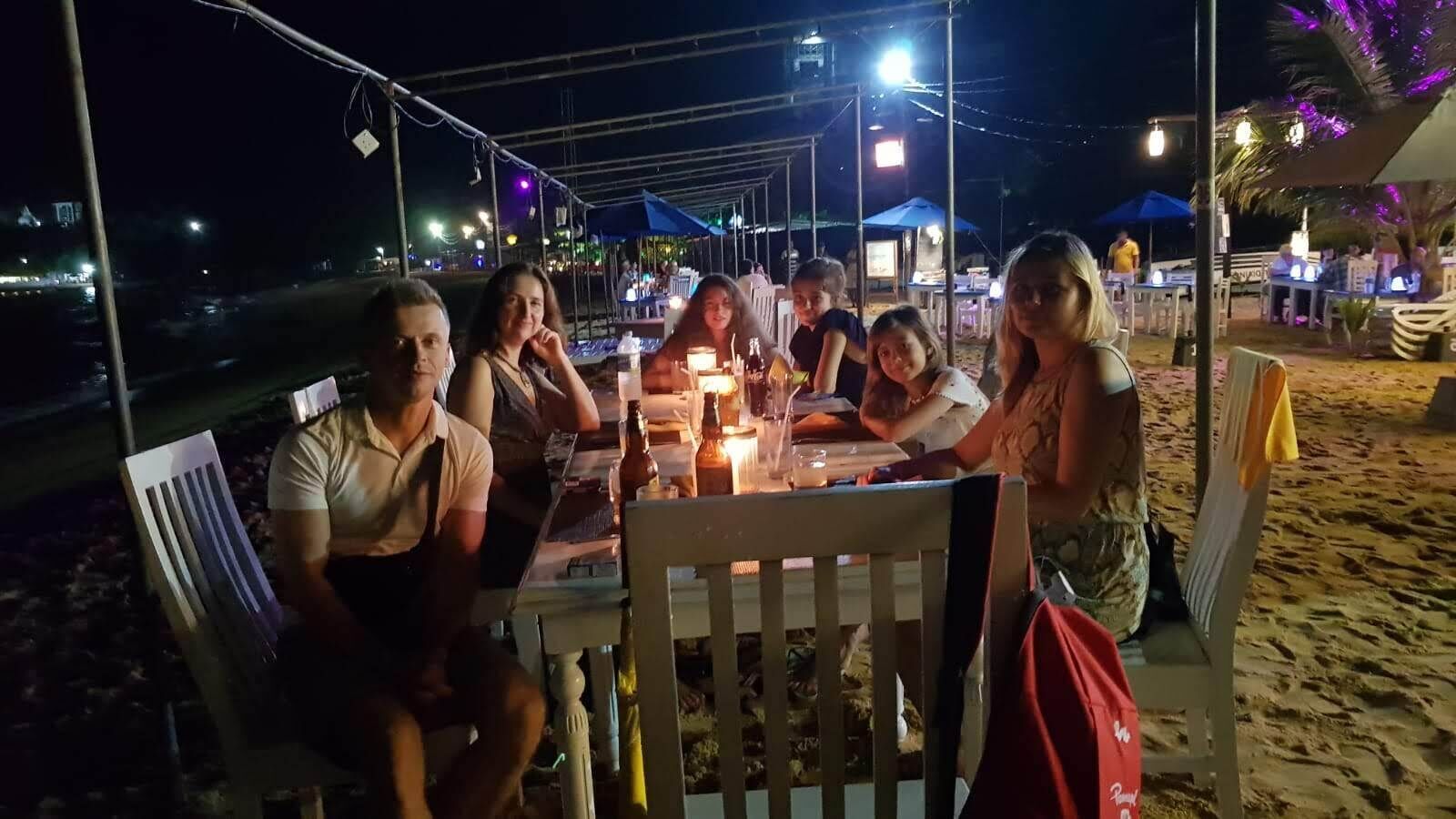 Perto da praia, areia branca, serviço de traslado de/para a praia 