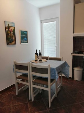 Apartamento, vista para o mar (5 Adults) | Sala de estar | Televisor 