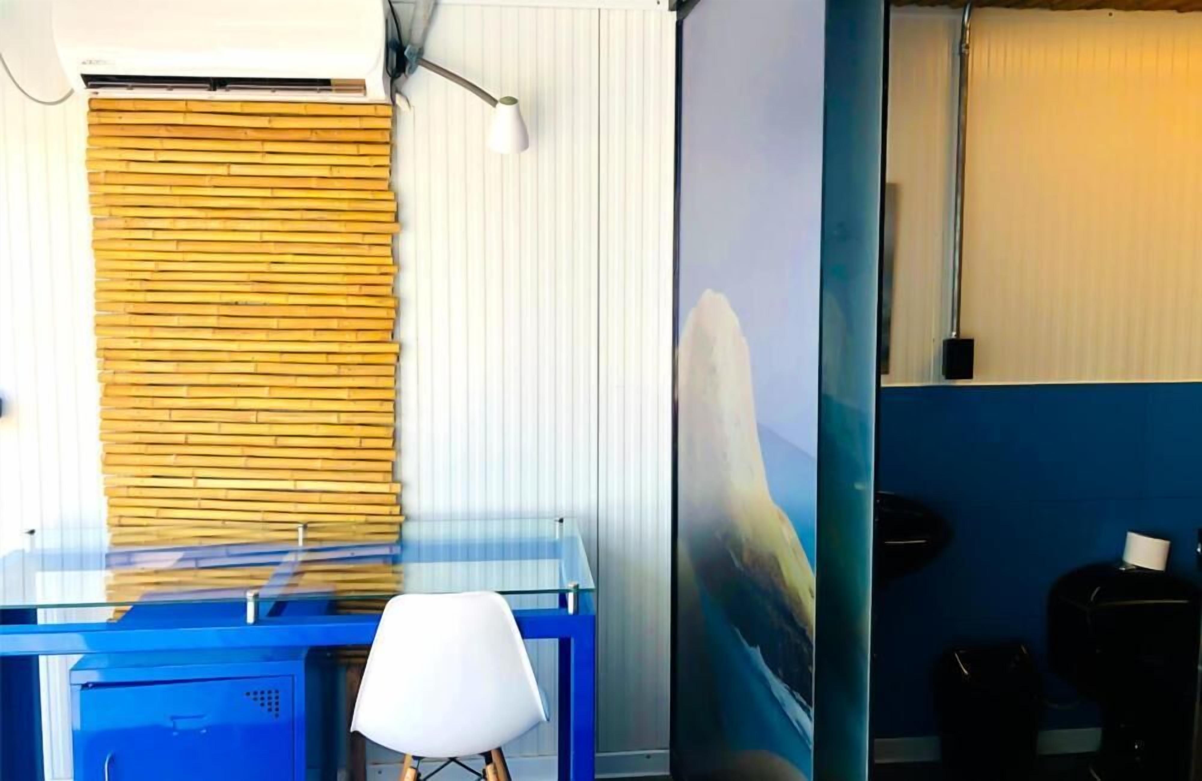 Um polibã, artigos de higiene pessoal grátis, um secador de cabelo 