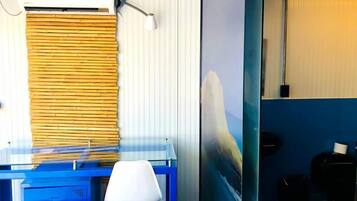 Um polibã, artigos de higiene pessoal grátis, um secador de cabelo