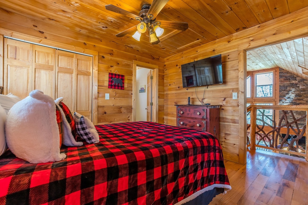 Custom Built Cabin With Sauna, Hot Tub & Wrap Around Porch, Pet Friendly 3br 3ba - Sautee Nacoochee, GA