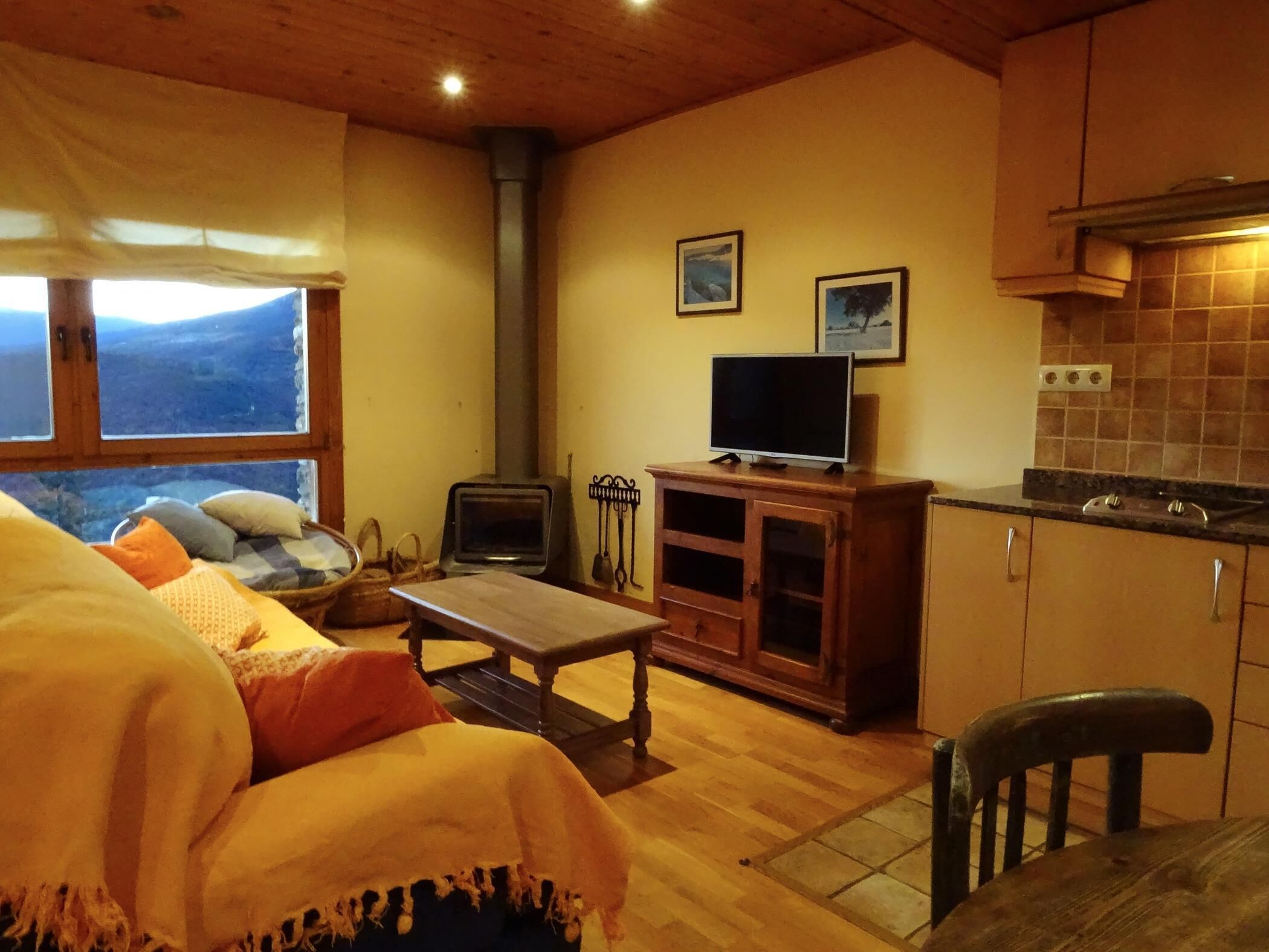 Vistas Panorámicas. En Un Pequeño Pueblo En Los Pirineos. Barbacoa Privada. - 