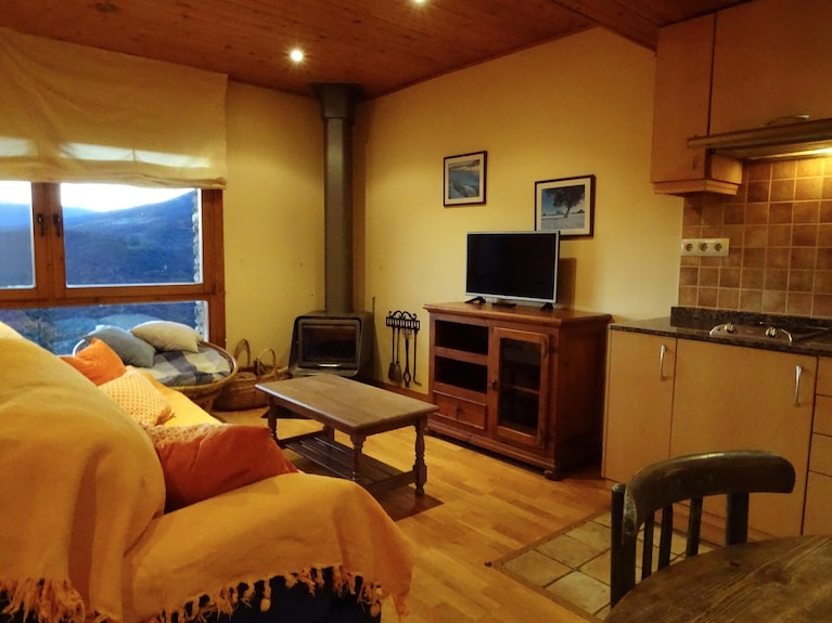 Vistas Panorámicas. En Un Pequeño Pueblo En Los Pirineos. Barbacoa Privada. -