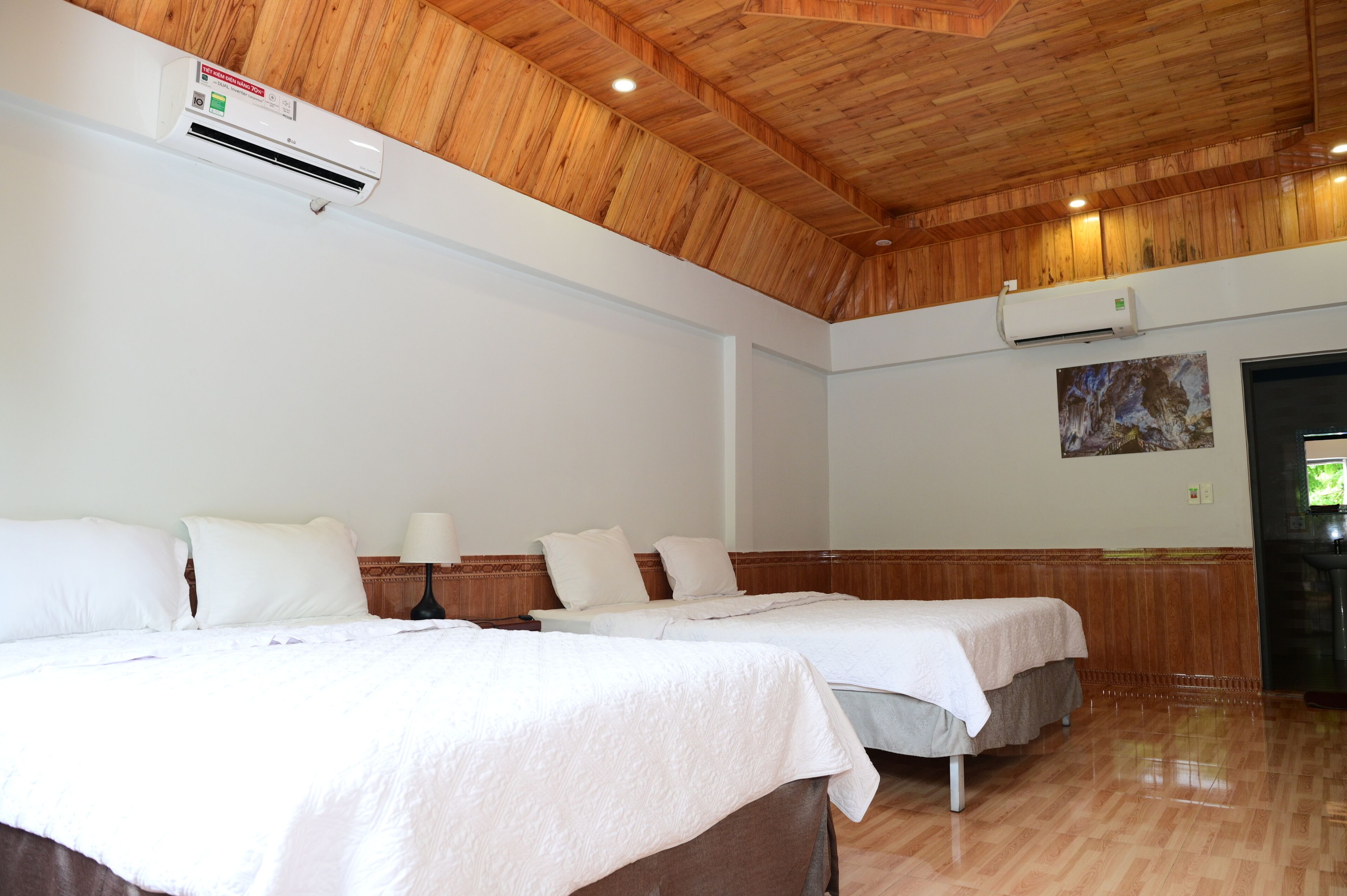 Quarto quádruplo, vista para o lago | Frigobar, cofres nos quartos, escrivaninha, cortinas blackout