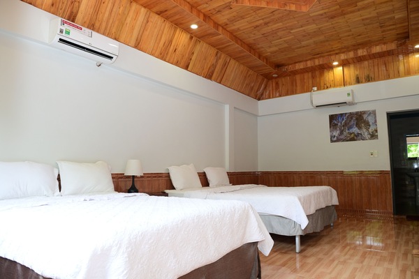 Quarto quádruplo, vista para o lago | Frigobar, cofres nos quartos, escrivaninha, cortinas blackout