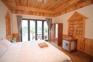 Minibar, cofre no quarto, secretária, cortinas/cortinados opacos 