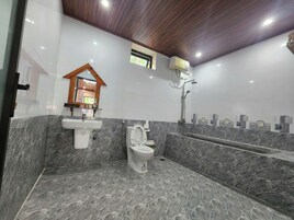 Bungalow (Water Front) | Casa de banho | Um polibã, artigos de higiene pessoal grátis, um secador de cabelo