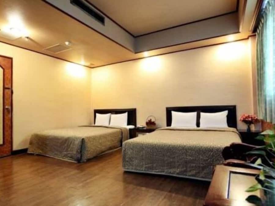 Quarto quádruplo família, 2 camas de casal | Escrivaninha, Wi-Fi de cortesia, acesso para cadeiras de rodas