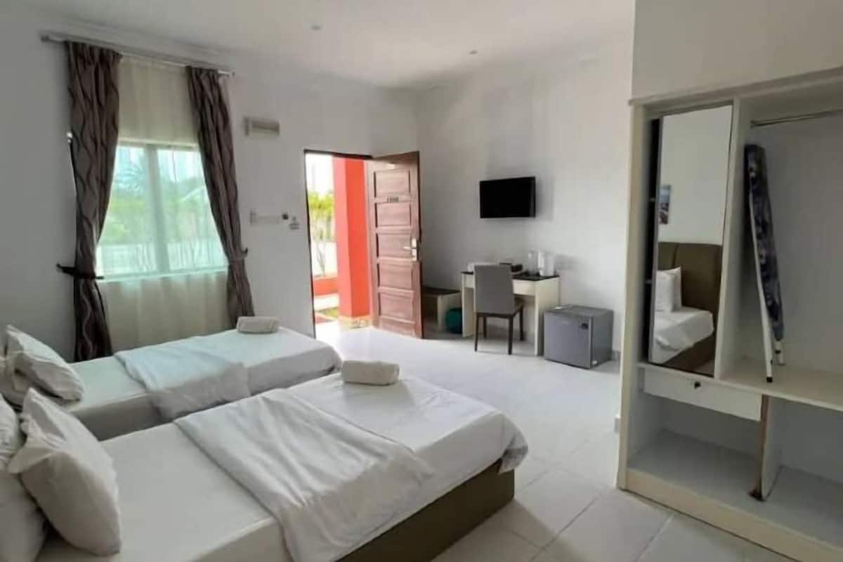 Escrivaninha, quartos à prova de som, Wi-Fi de cortesia, roupa de cama