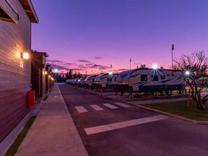 Casa (Trailer) | Fachada da propriedade à noite