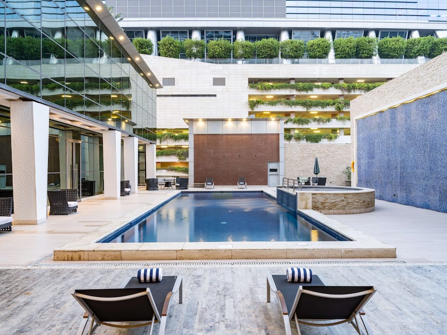 Piscina interior, piscina exterior, espreguiçadeiras