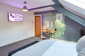 Apartamento superluxo, várias camas | 2 quartos, espaço de trabalho para notebook