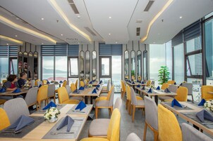 Um restaurante moderno com vista para o horizonte da cidade.