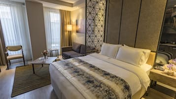 1 quarto, minibar, cofre com capacidade para portátil, secretária