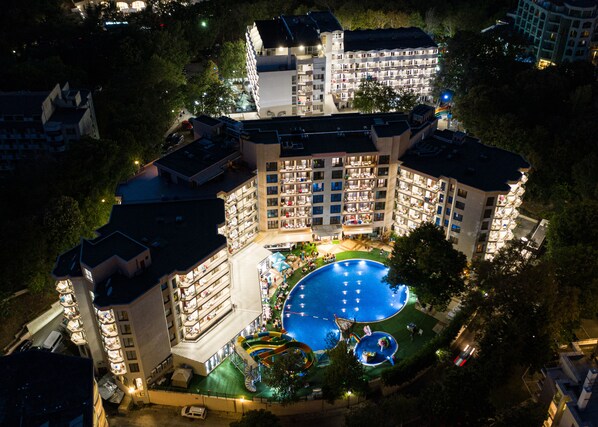 Fachada da propriedade à noite