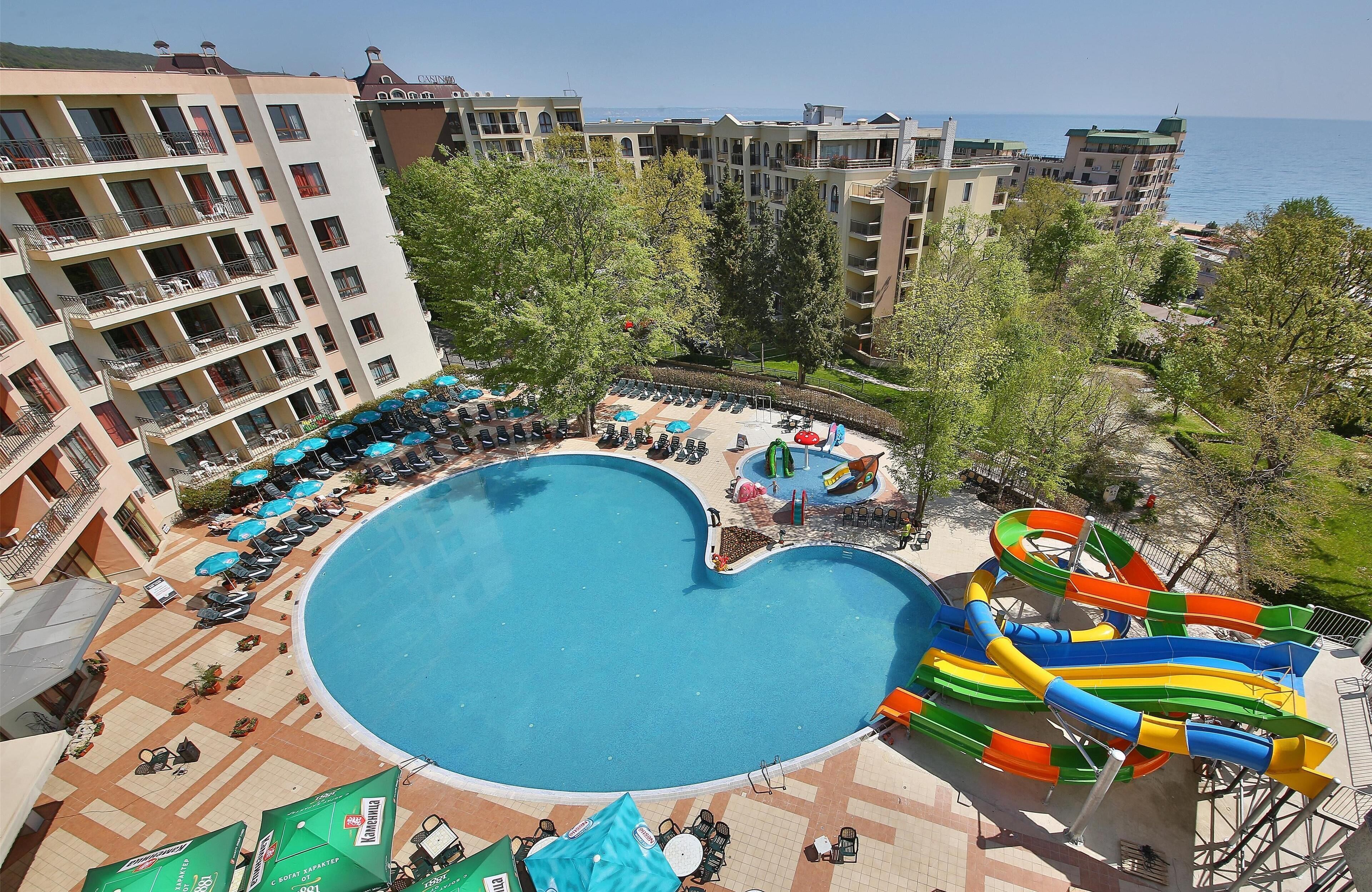 Piscina interna, piscina externa sazonal, guarda-sóis, espreguiçadeiras