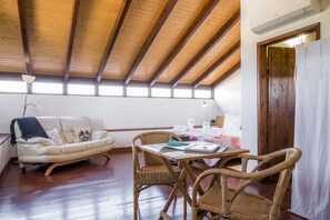 Apartamento, 1 quarto, terraço | Área de estar
