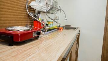 Quarto | Kitchenette privada | Um frigorífico, uma placa de cozinha, utensílios de cozinha