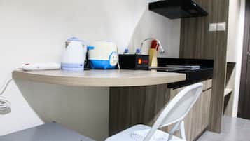 Quarto | Kitchenette privada | Um frigorífico, uma placa de cozinha, utensílios de cozinha