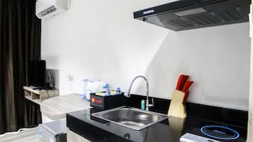 Quarto | Kitchenette privada | Um frigorífico, uma placa de cozinha, utensílios de cozinha