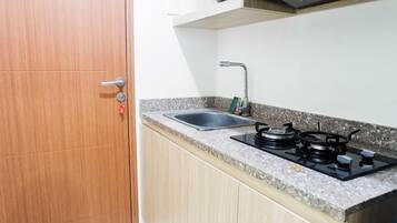 Quarto | Cozinha privada | Um frigorífico, um micro-ondas, uma placa de cozinha