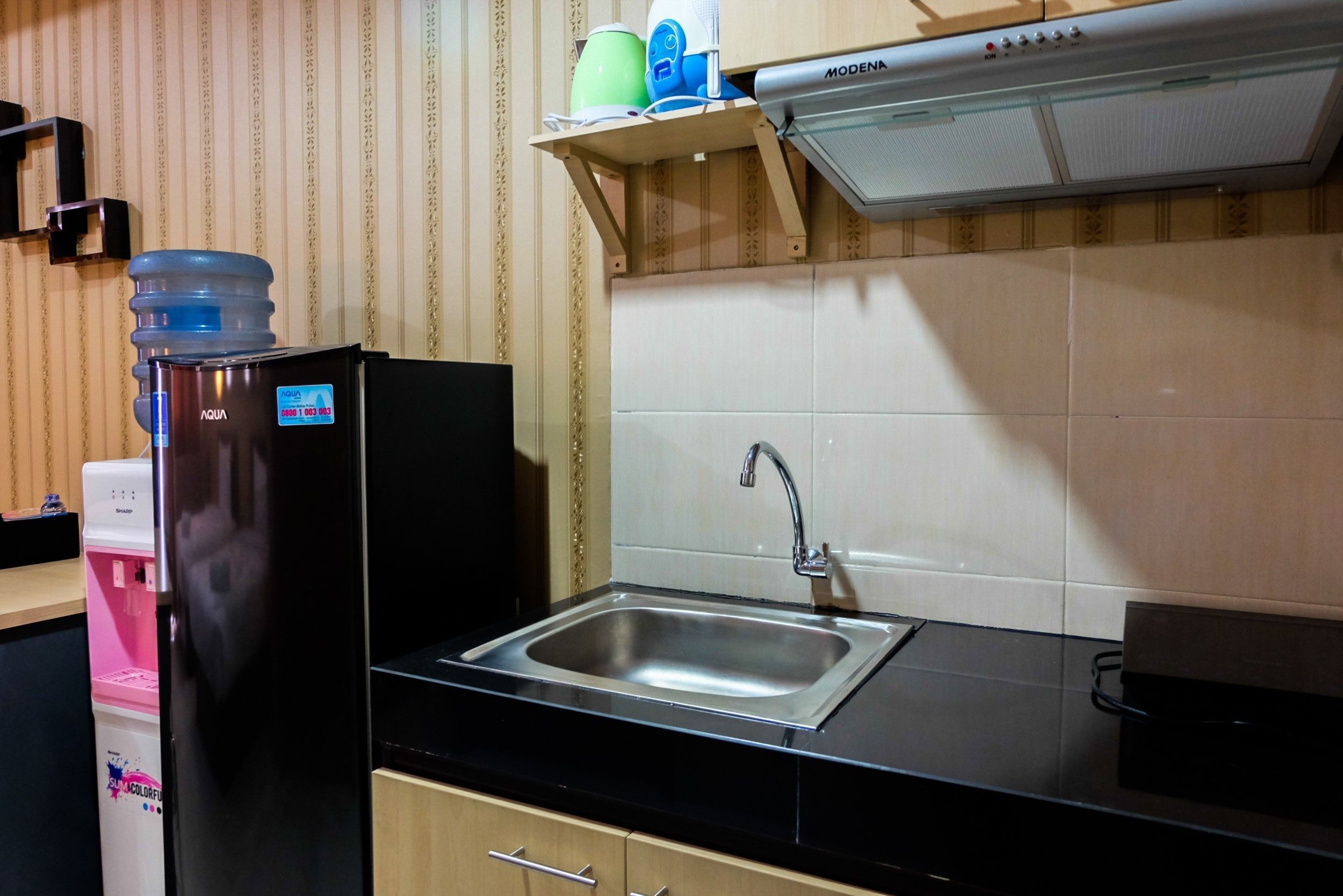Quarto | Kitchenette privada | Um frigorífico, uma placa de cozinha, utensílios de cozinha 